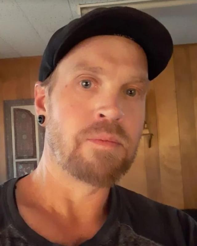 Scott (@nottoohappy) | Tinder