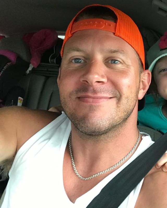 William (@JohnDoe) | Tinder