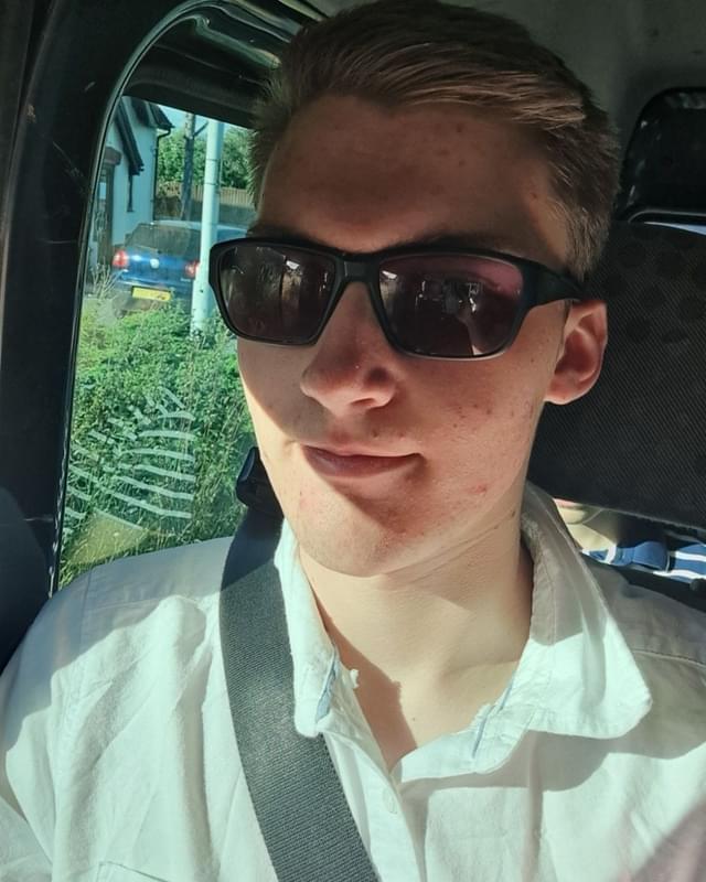 Robin (@robinlaw) | Tinder